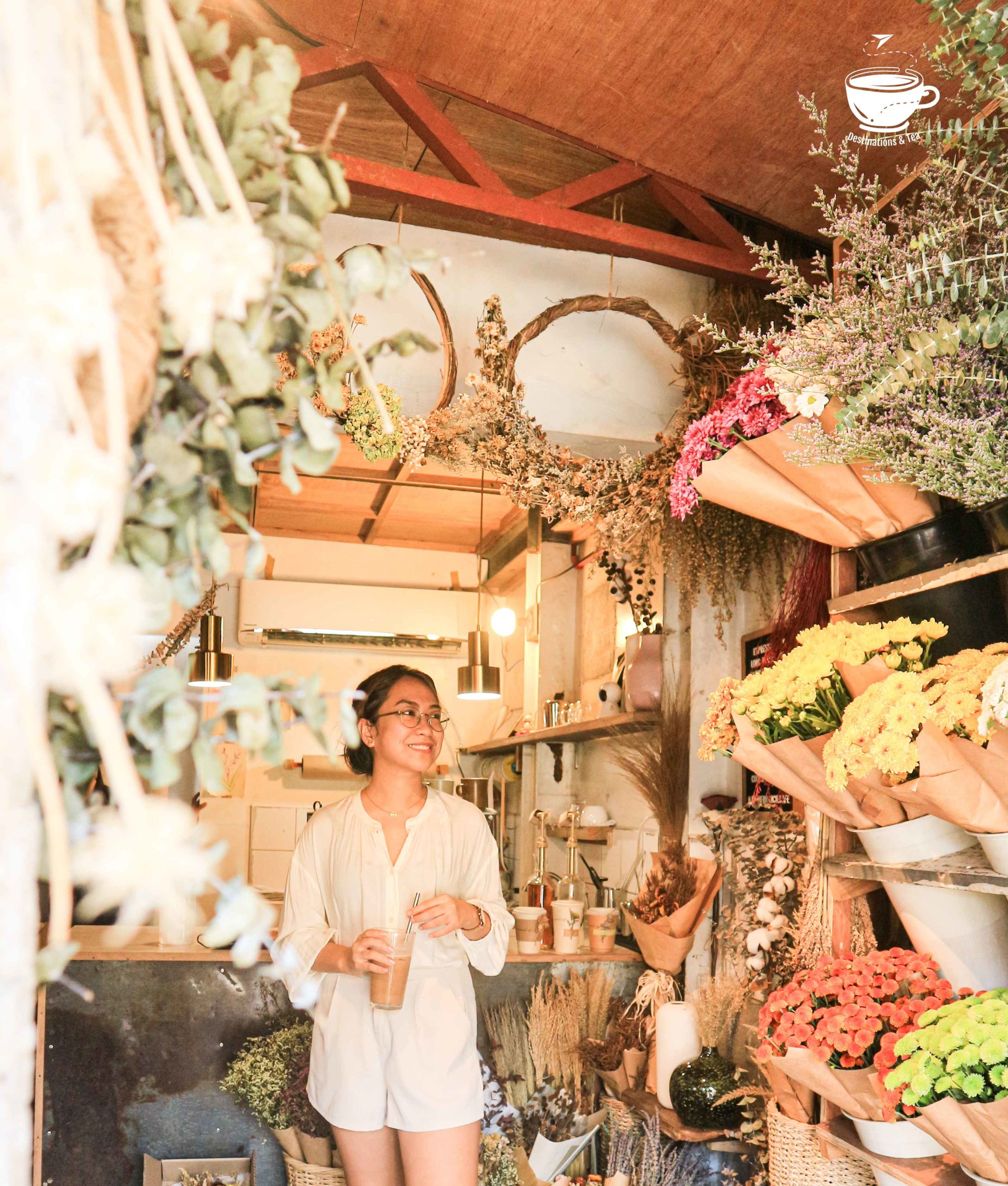 Flower Ranch Cafe: Little Dreamy Cafe Filled With Flowers ...