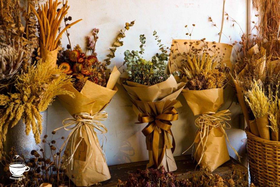 Flower Ranch Cafe: Little Dreamy Cafe Filled With Flowers ...