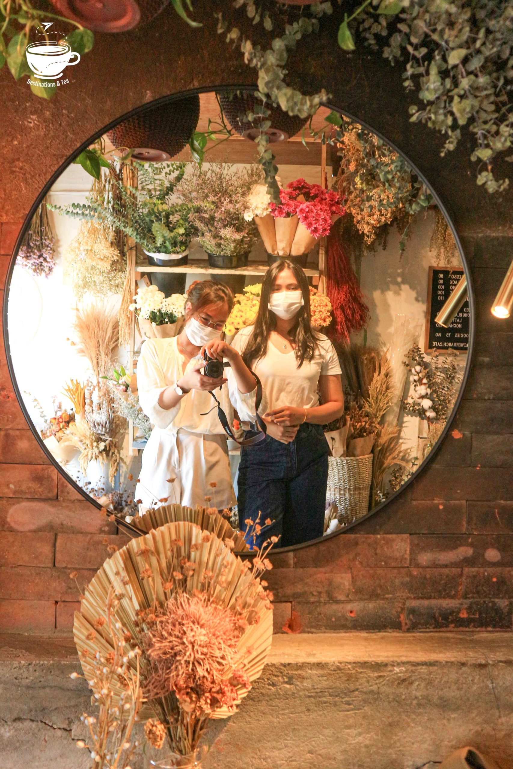 Flower Ranch Cafe: Little Dreamy Cafe Filled With Flowers ...